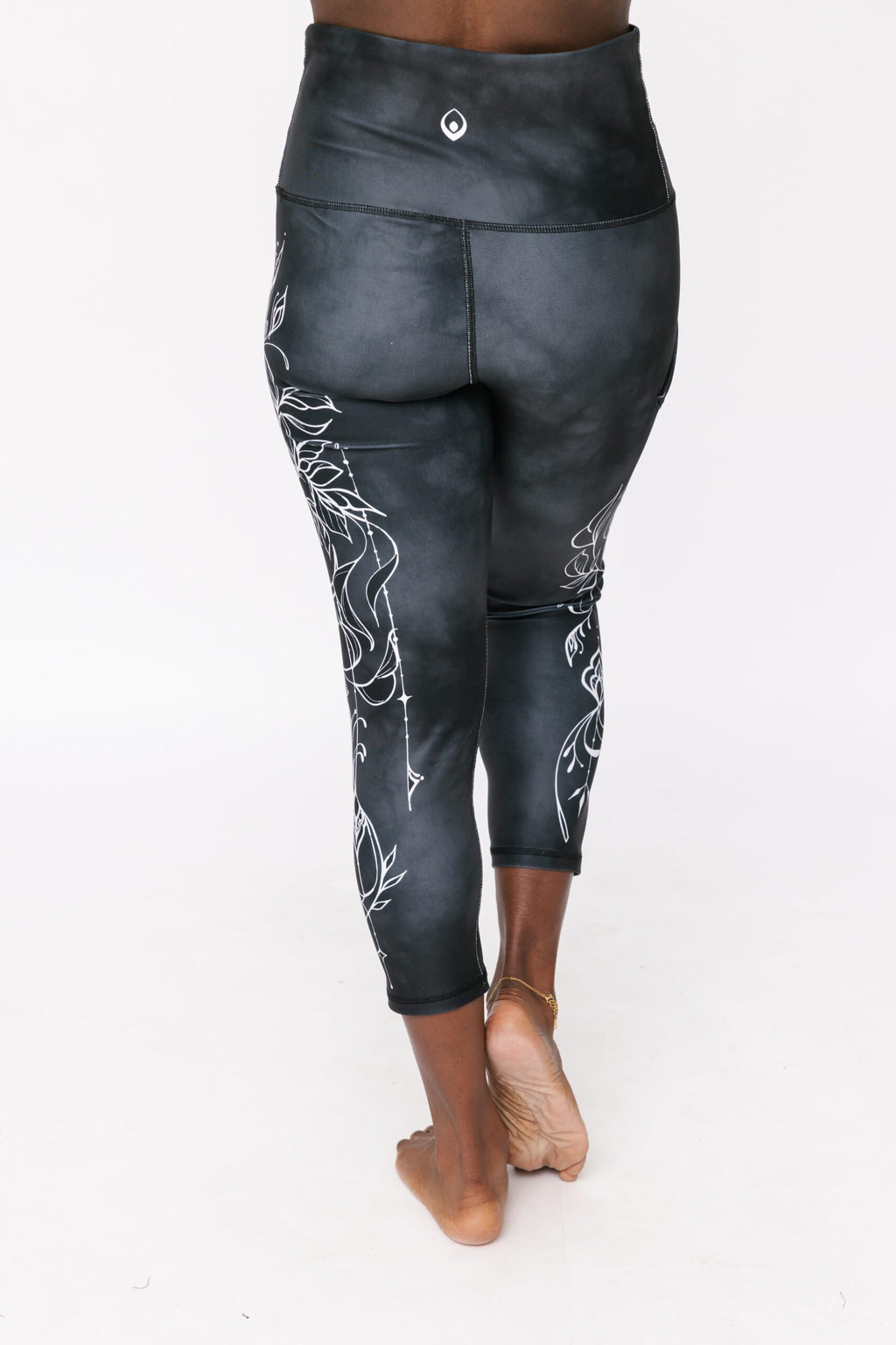 Lotus Moon Pocket Capri – Nominou
